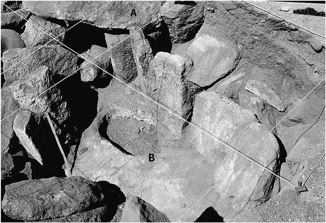 Figure 5 General view of the Tulán-52 structures and detail of a wall ...