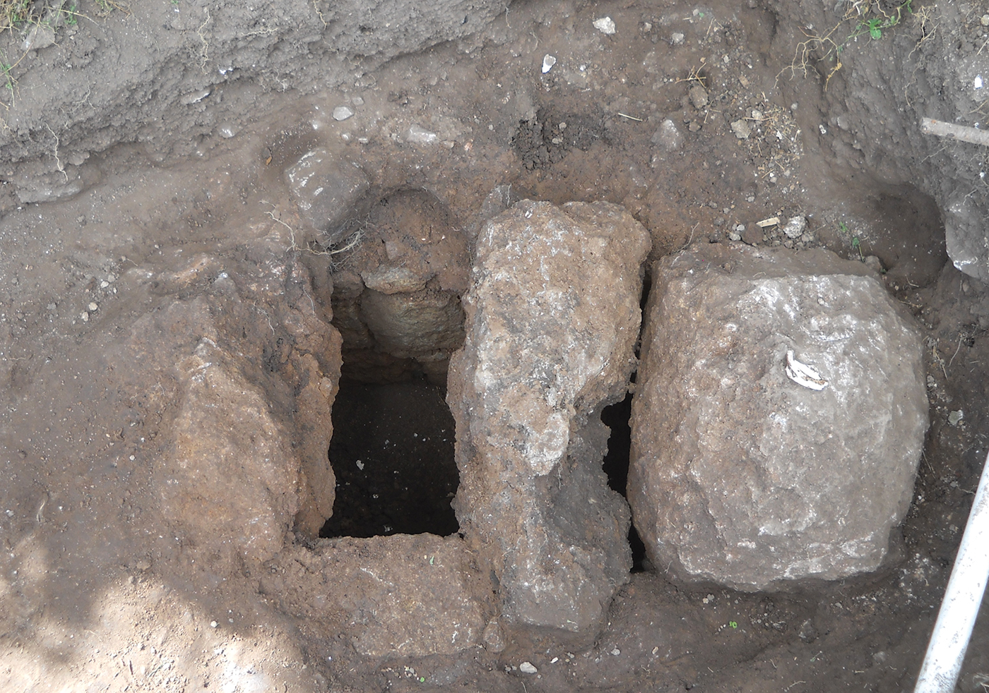 Cist graves on Saba: funerary traditions in the colonial Caribbean ...